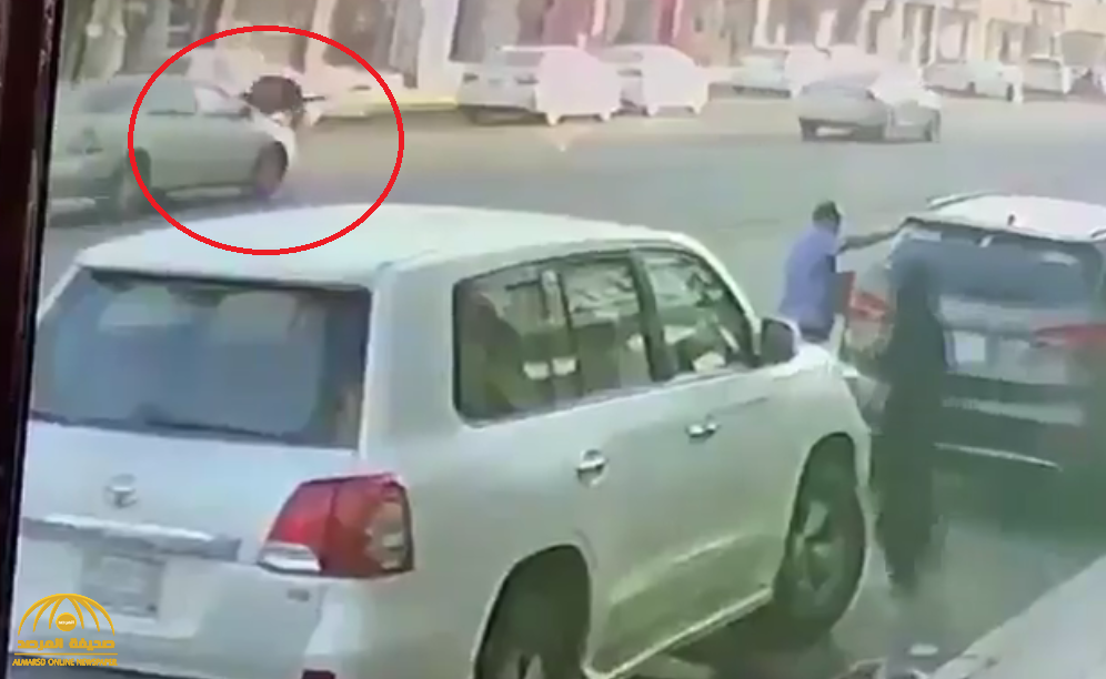 شاهد سيارة مسرعة تدهس سيدة وتطيرها في الهواء أثناء عبورها الطريق في
