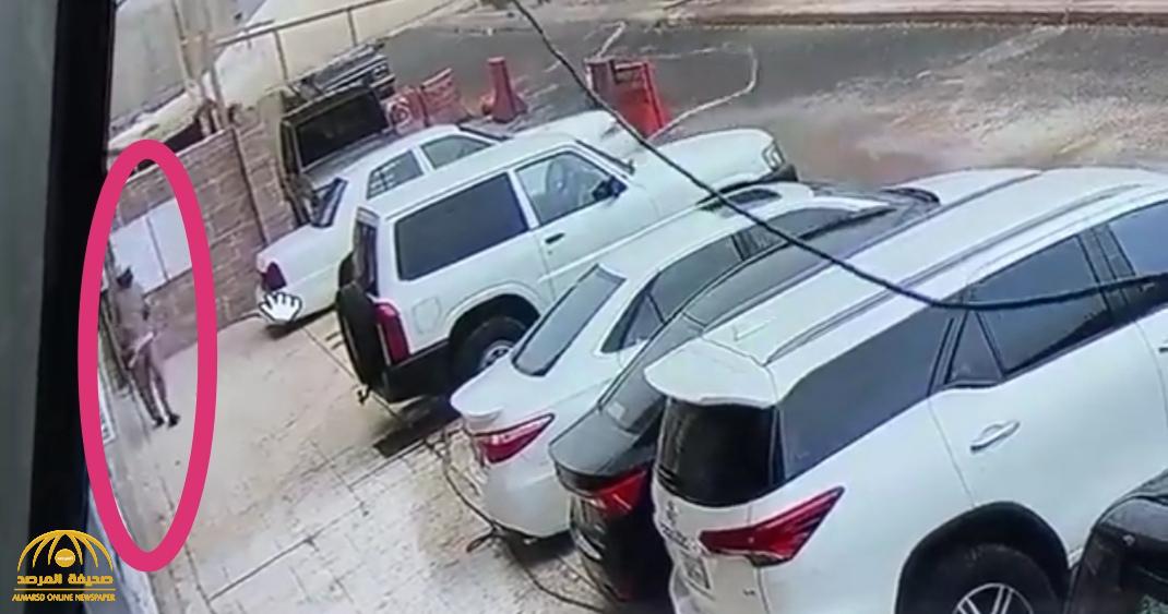 شاهد لحظة سقوط جدار على عدد من السيارات بالمدينة و نجاة رجل من موت