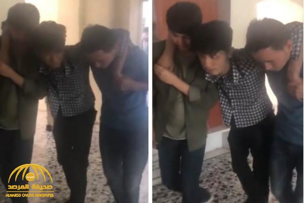 لا يستطيع المشي شاهد صحفي أفغاني يتعرض للضرب المبرح على يد طالبان